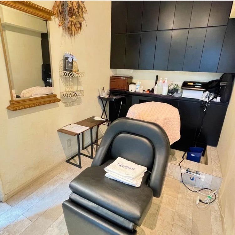 【面貸し・フリーランス】浦和駅徒歩5分のミラーレンタル/白を基調としたおしゃれな内装/落ち着いた美容室の写真4