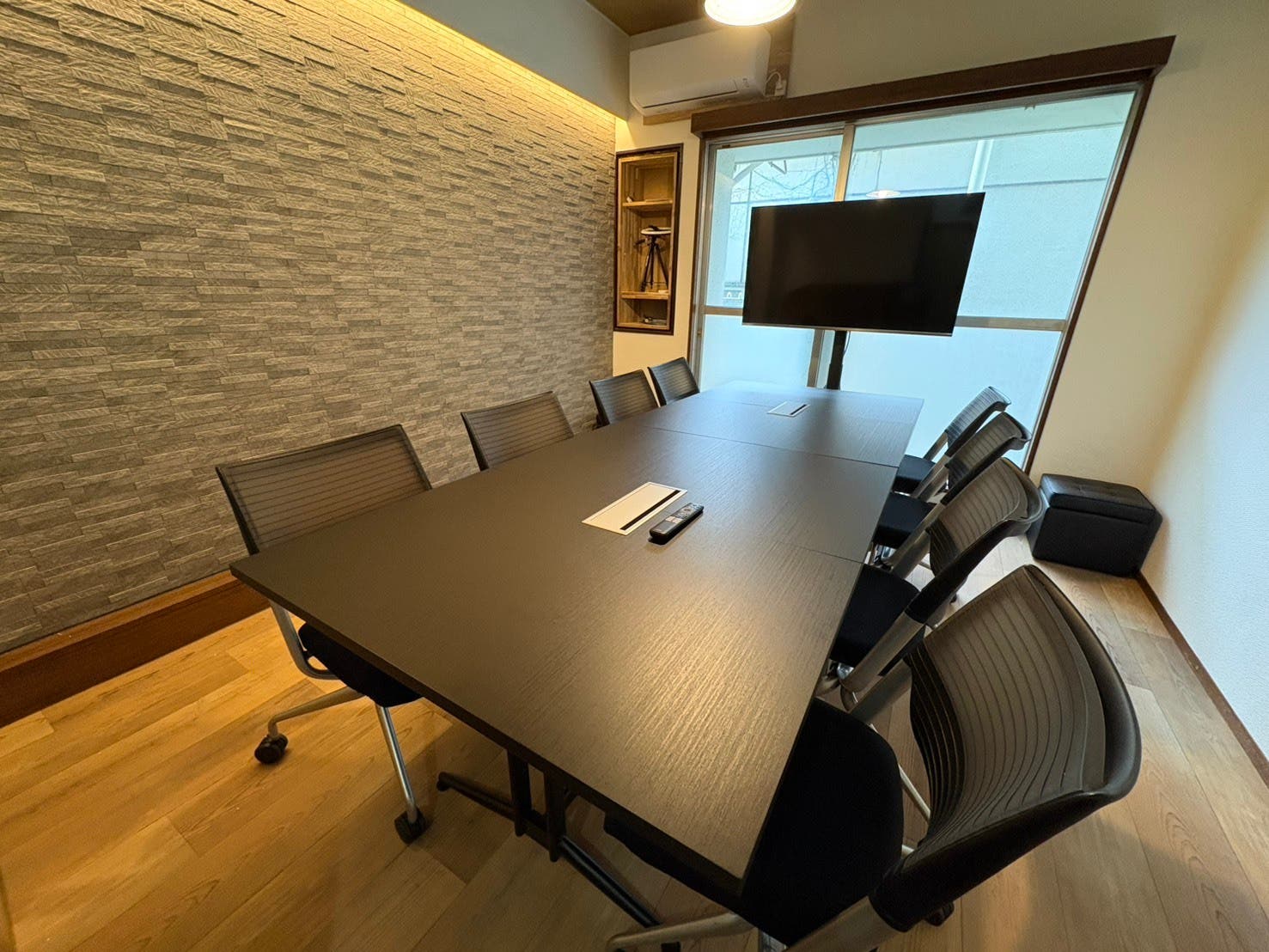 名古屋駅1番出口徒歩2分！最大10名までご利用可能。会議やミーティングにおすすめな貸会議室の写真1