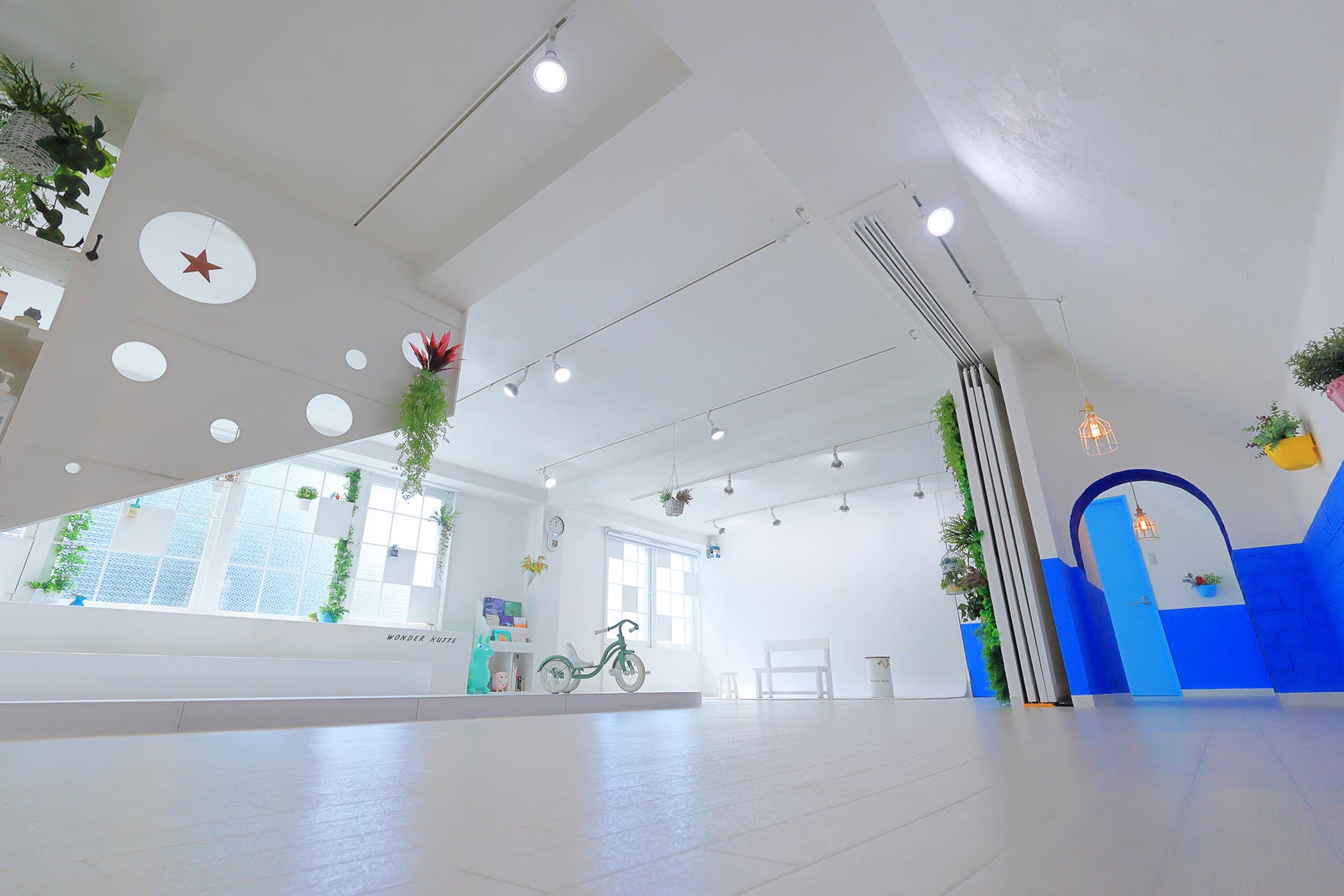 🌿一般的な撮影スタジオより広い80㎡超の開放的空間｜家族やグループでも周囲を気にせずのびのび撮影できる無人のフォトスタジオの写真1