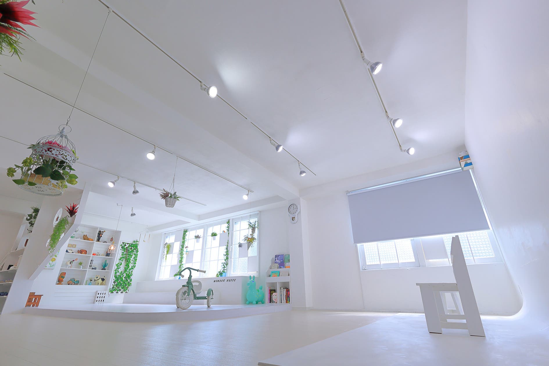 🌿一般的な撮影スタジオより広い80㎡超の開放的空間｜家族やグループでも周囲を気にせずのびのび撮影できる無人のフォトスタジオの写真18