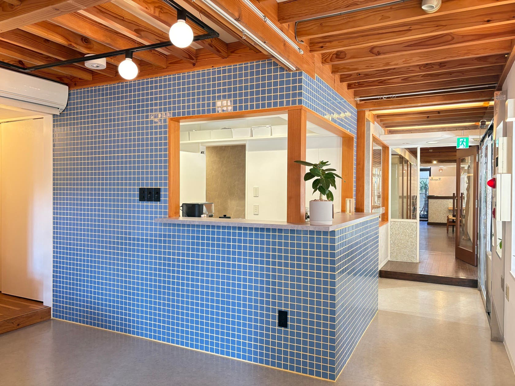 【日本橋室町】クリエイティブ拠点　青いカウンターと吹き抜けのカフェ空間／展示会・撮影・ワークショップ・交流会にもの写真5