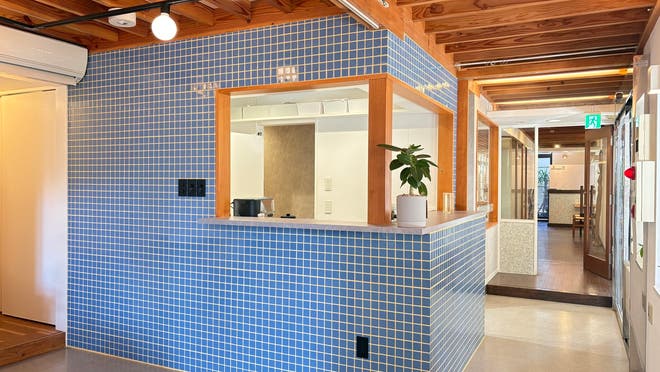 【日本橋室町】クリエイティブ拠点 青いカウンターと吹き抜けのカフェ空間/展示会・撮影・ワークショップ・交流会にもの写真5