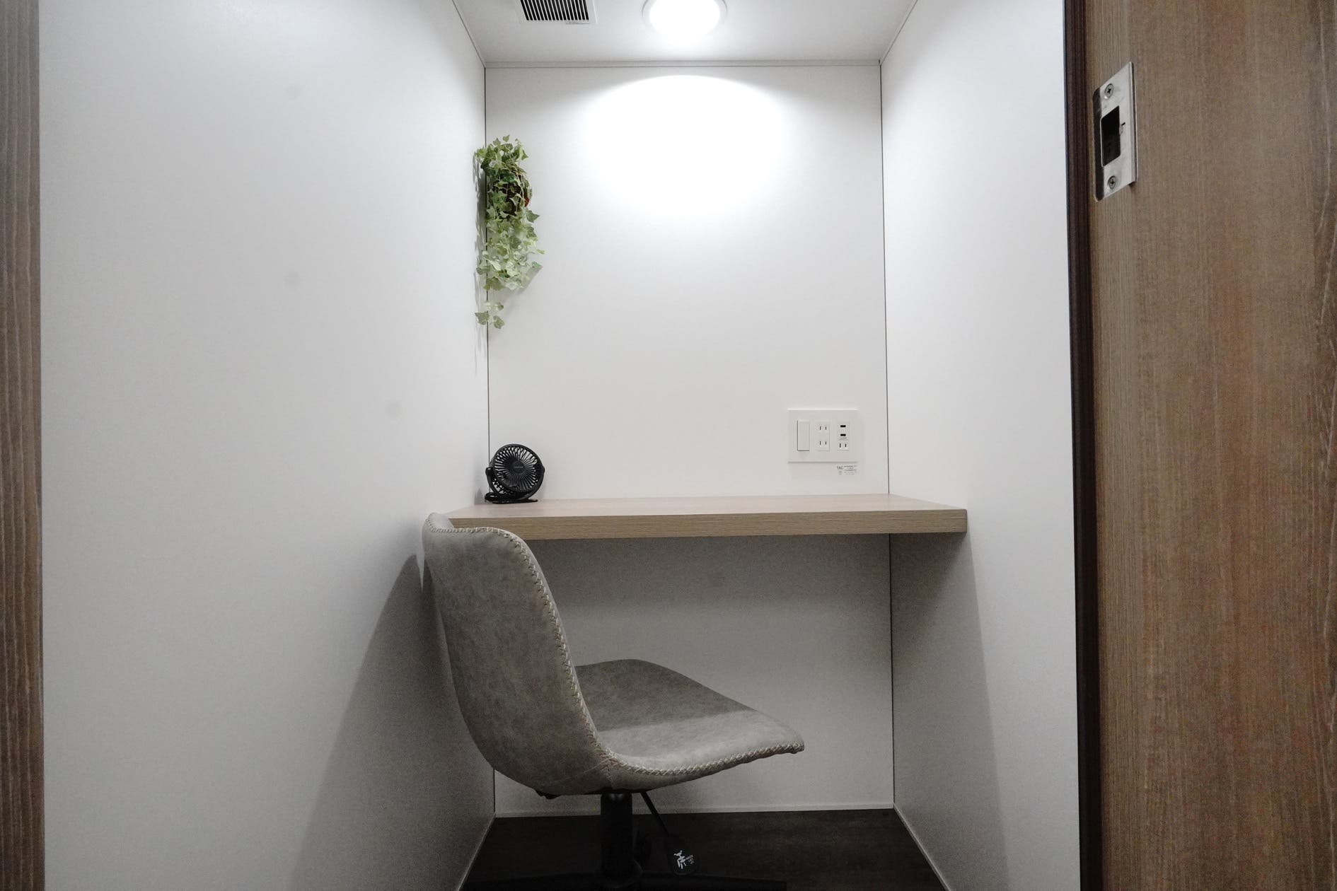 ＜SpemaBOX桜木町ワシントンホテルNo.2＞1人用個室💼駅徒歩1分🚃Wi-Fi📶電源🔌テレワーク/Web面談/作業の写真2