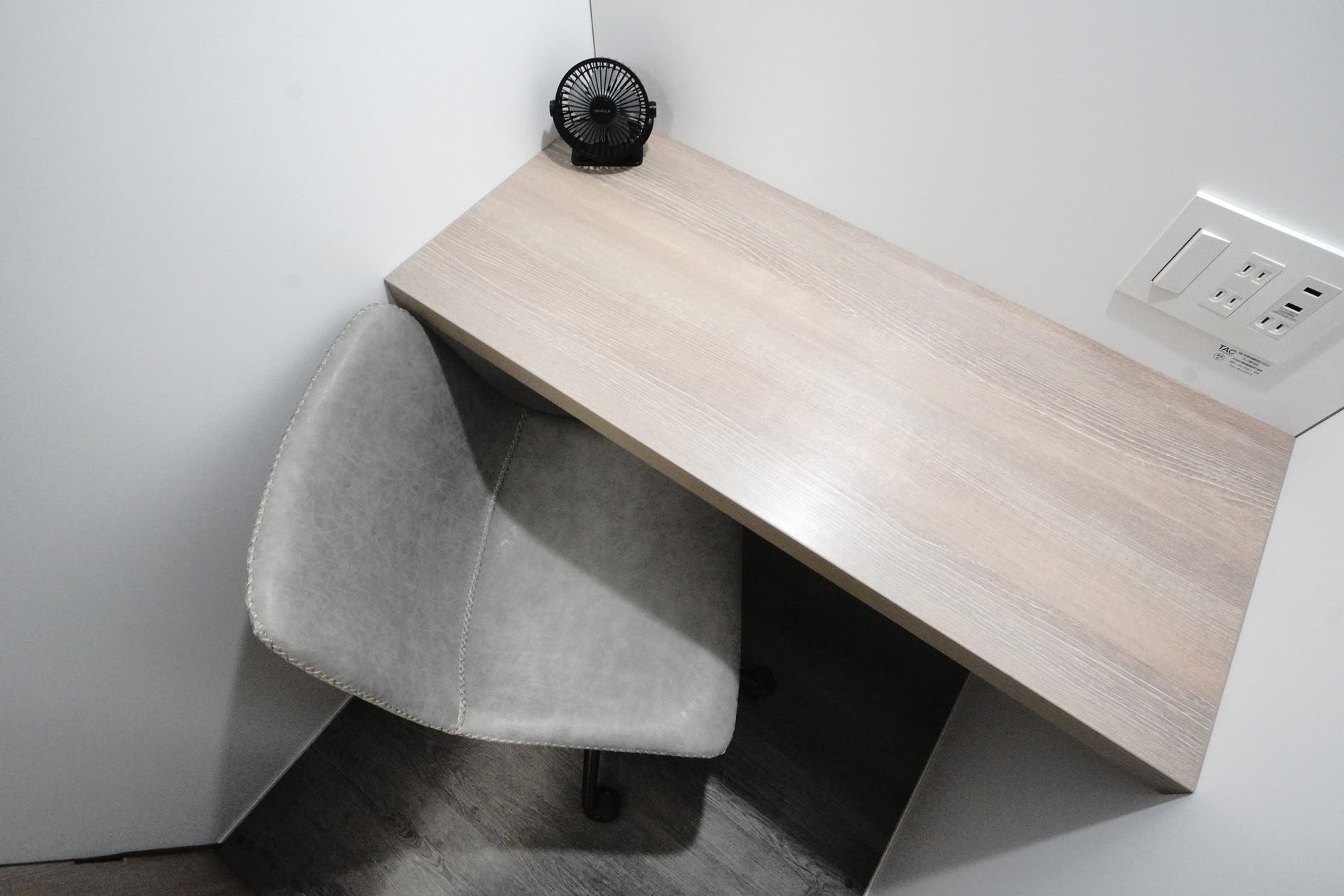 ＜SpemaBOX桜木町ワシントンホテルNo.3＞1人用個室💼駅徒歩1分🚃Wi-Fi📶電源🔌テレワーク/Web面談/作業の写真1