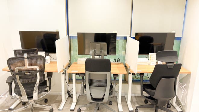 🌟定価6〜30万円の高級チェア席🌟【新宿駅徒歩3分|オープン席】無料Wi-Fi/電源/31.5inモニターの写真15