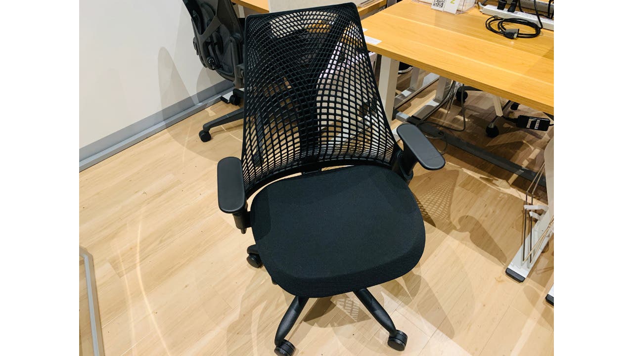 🌟定価6〜30万円の高級チェア席🌟【新宿駅徒歩3分｜オープン席】無料Wi-Fi/電源/31.5inモニターの写真5