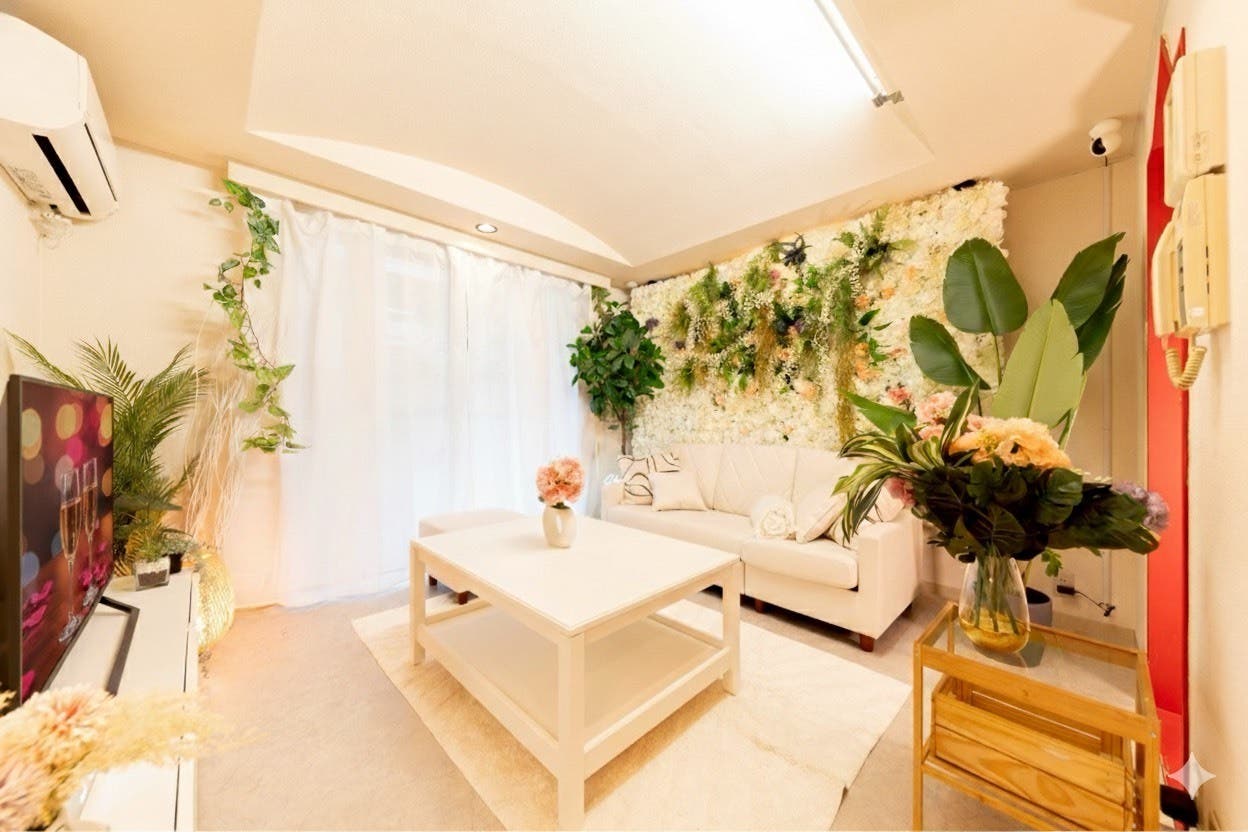 【要町4分/池袋9分】白基調×自然光🌸女子会・推し活に最適🎀デート・誕生日会✨映画鑑賞🎥歓送迎会★ポートレート📸WBC⚾の写真1