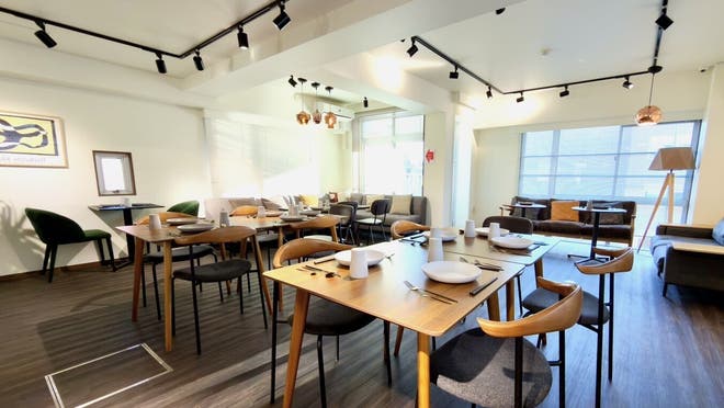 ✨3~4月値下げ中✨【茅場町3番出口すぐ】🌟おしゃれカフェ風空間を貸切🌟パーティー・イベント・撮影に最適❕大型モニター付✨の写真1