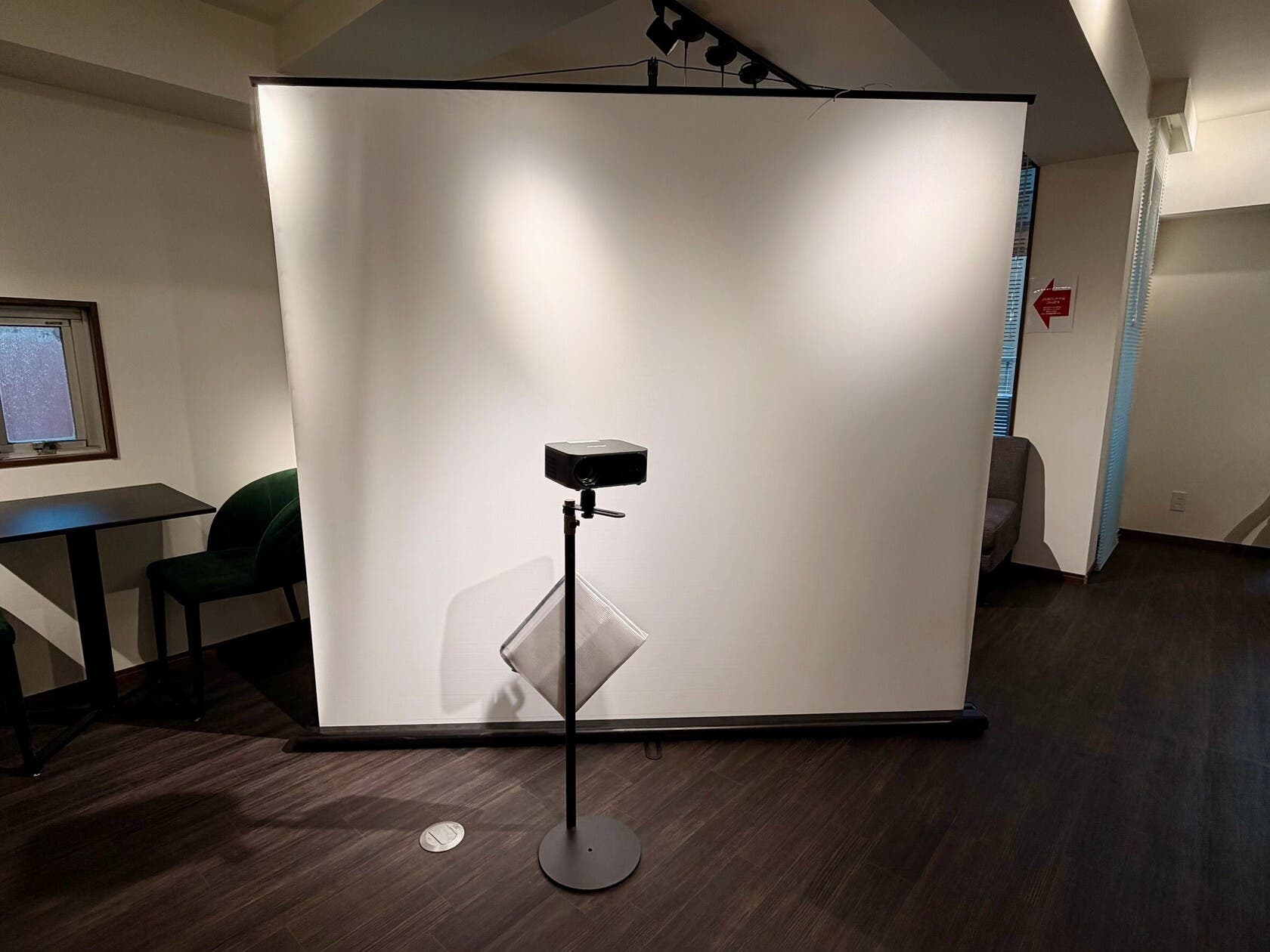 プロジェクタ＋ロールスクリーンセットの画像1