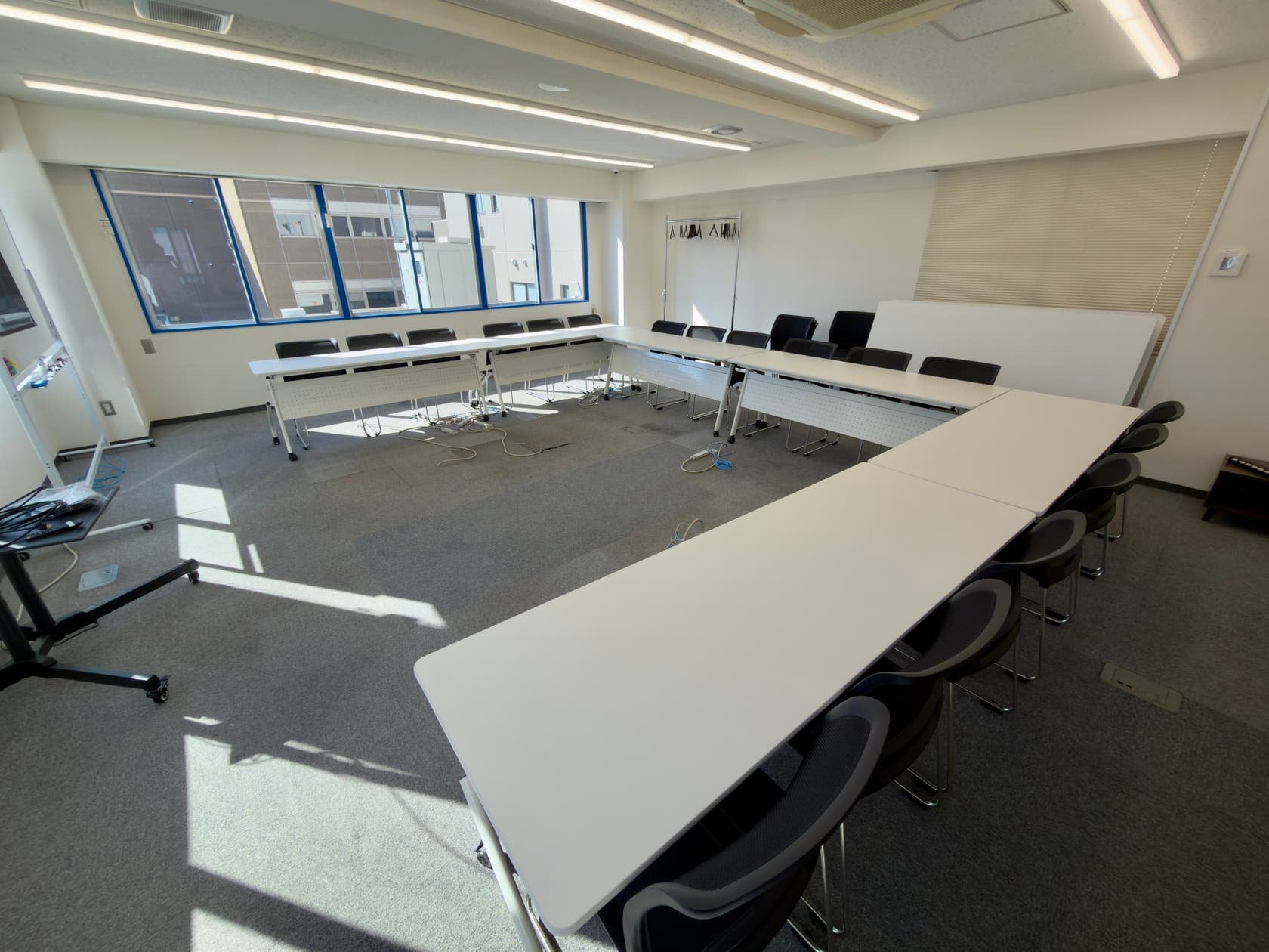 ✨3~4月値下げ中✨【茅場町駅0分】セミナー・研修に最適！モニター・司会台・ホワイトボード付き/~27名　Room Aの写真2