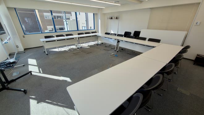 ✨3~4月値下げ中✨【茅場町駅0分】セミナー・研修に最適!モニター・司会台・ホワイトボード付き/~27名 Room Aの写真2