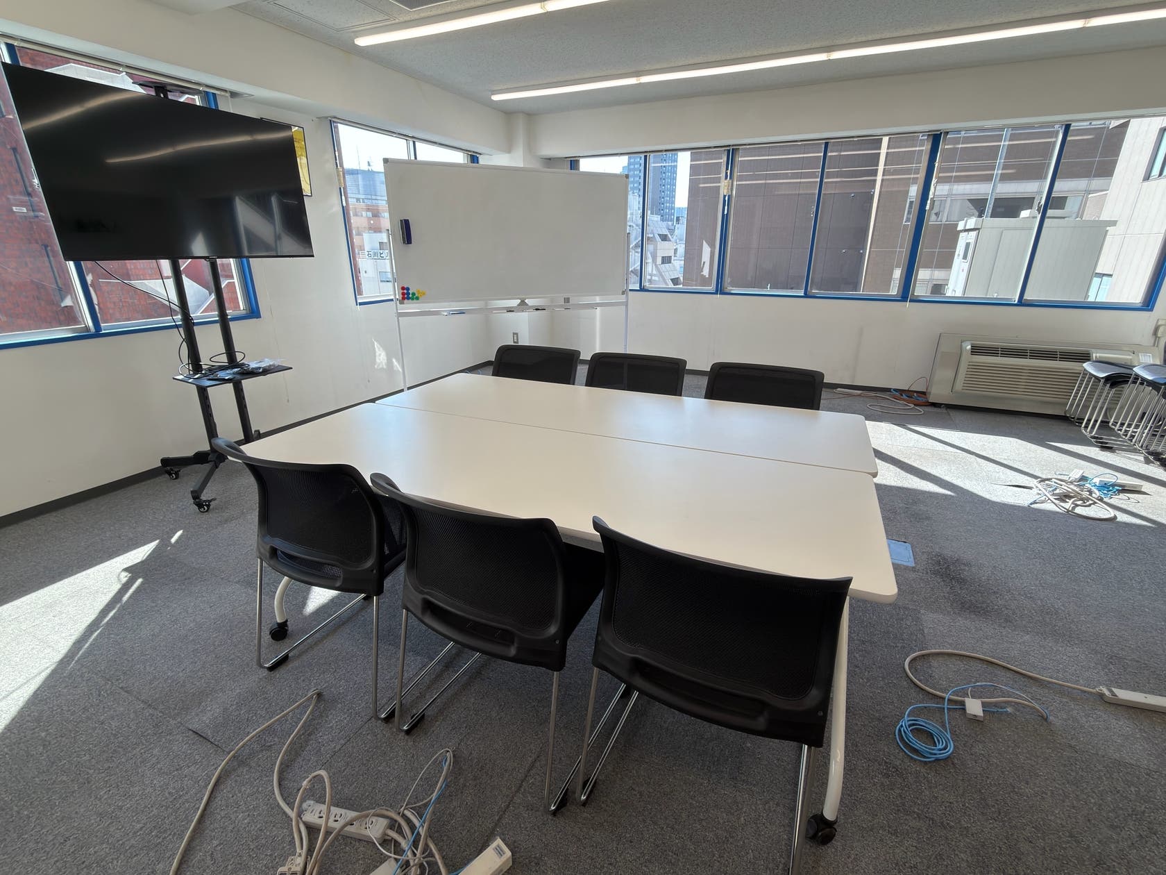 ✨3~4月値下げ中✨【茅場町駅0分】セミナー・研修に最適！モニター・司会台・ホワイトボード付き/~27名　Room Aの写真3