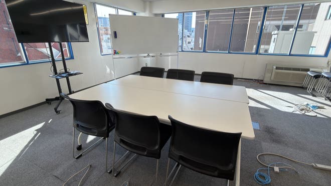 ✨3~4月値下げ中✨【茅場町駅0分】セミナー・研修に最適!モニター・司会台・ホワイトボード付き/~27名 Room Aの写真3