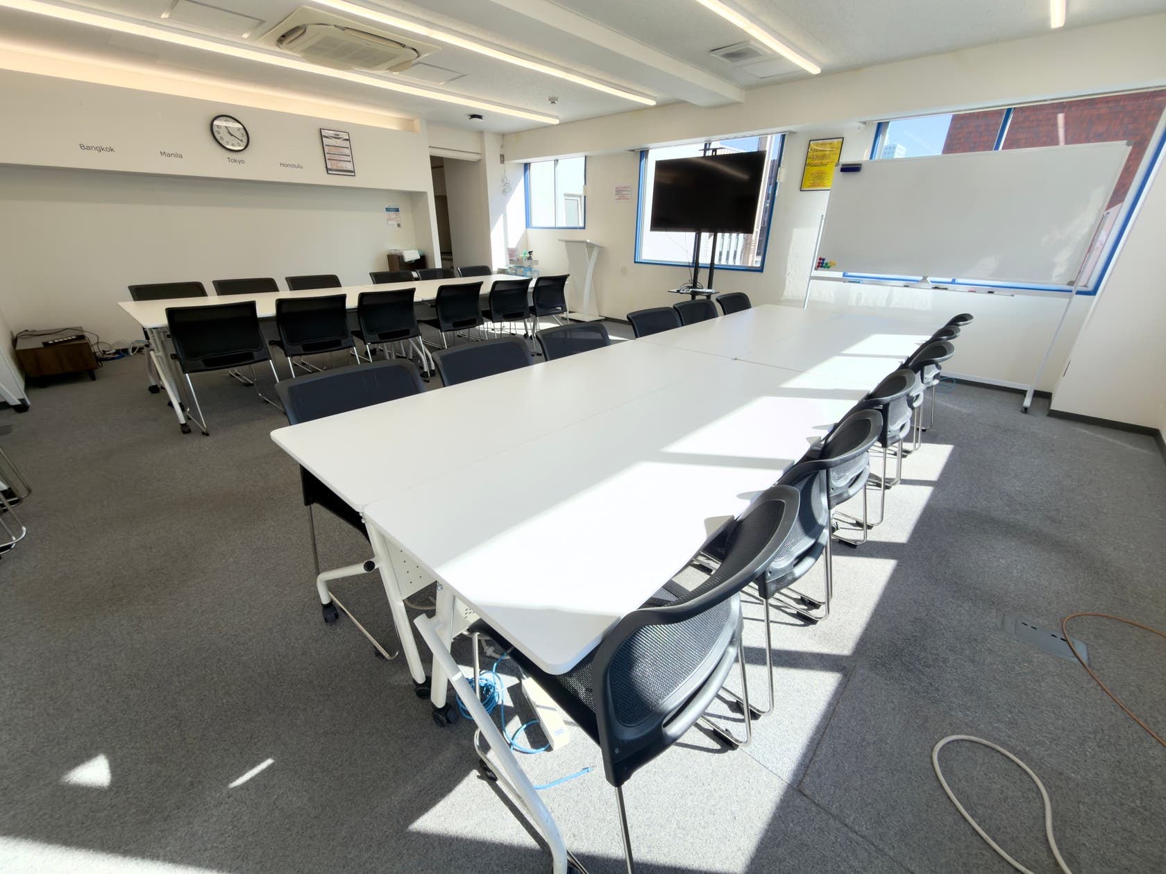 ✨3~4月値下げ中✨【茅場町駅0分】セミナー・研修に最適！モニター・司会台・ホワイトボード付き/~27名　Room Aの写真4