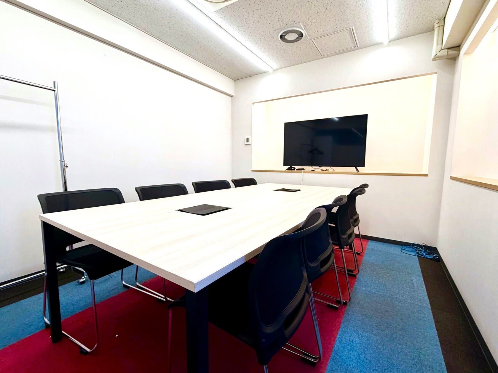 ✨3~4月値下げ中✨【茅場町駅0分】8F Room B /会議や商談に最適！モニター・ホワイトボード付きの写真1