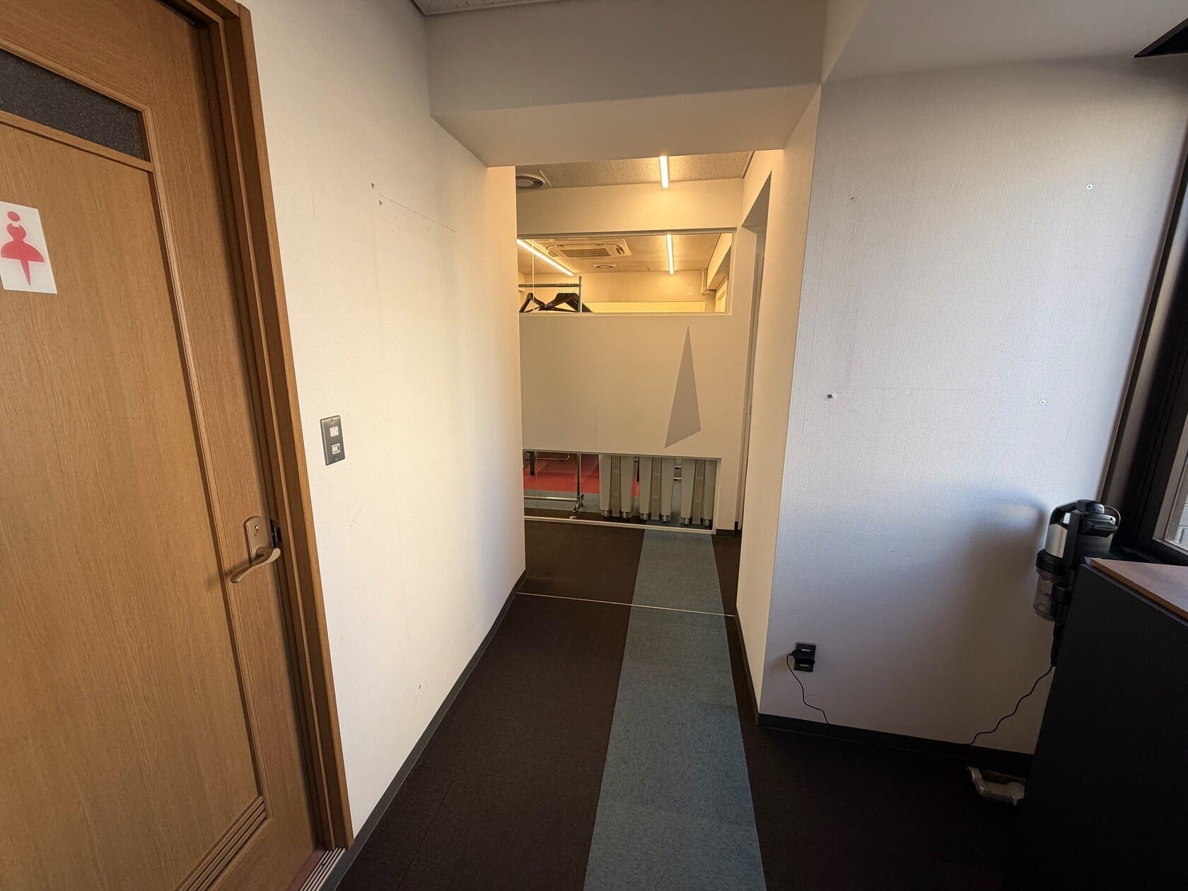 ✨3~4月値下げ中✨【茅場町駅0分】8F Room B /会議や商談に最適！モニター・ホワイトボード付きの写真11