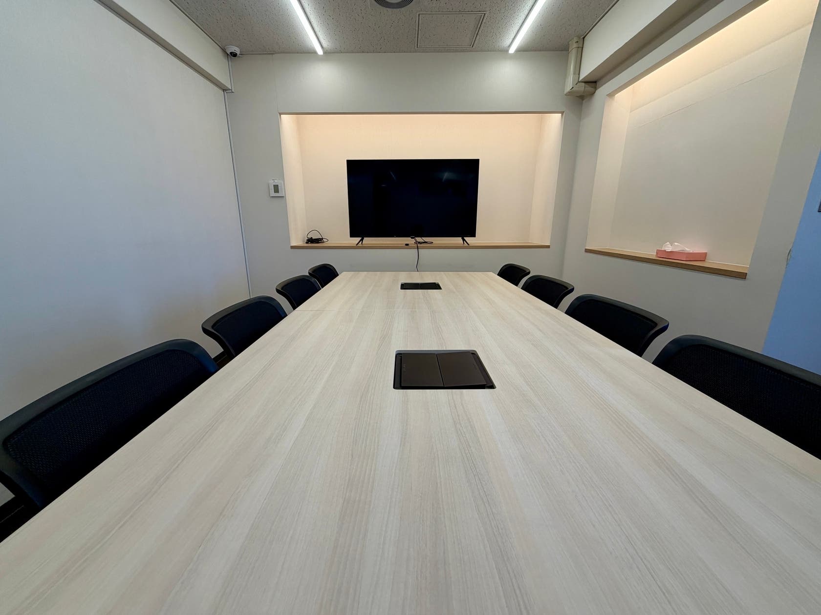 ✨3~4月値下げ中✨【茅場町駅0分】8F Room B /会議や商談に最適！モニター・ホワイトボード付きの写真2