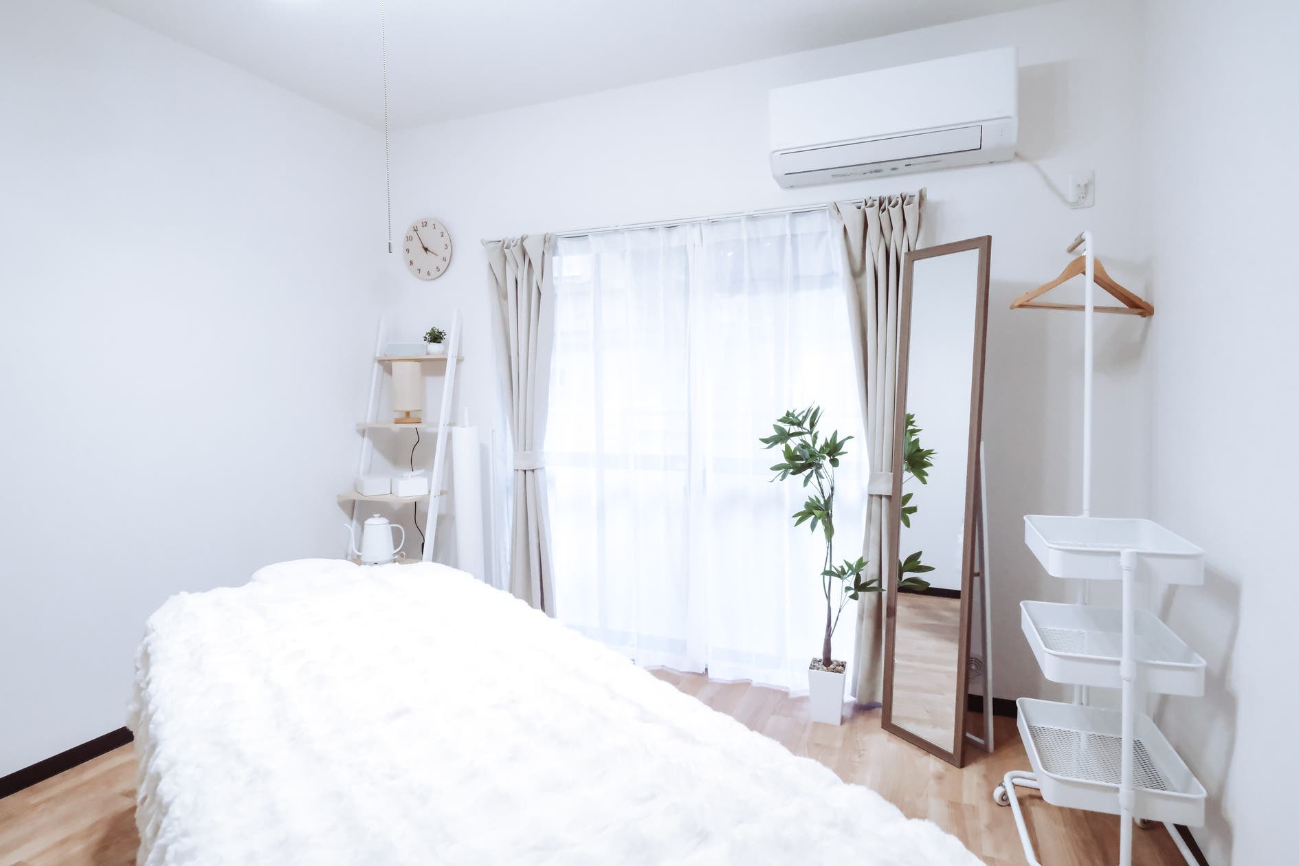 【豊中駅徒歩5分】完全個室レンタルサロン｜エステ・整体・マッサージ｜女性でも片手で高さ調整可能なベッドの写真1