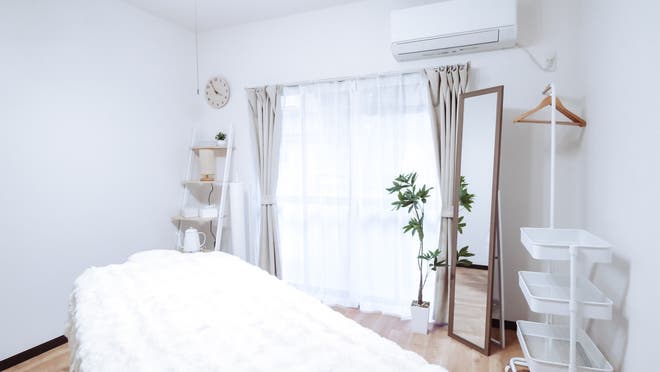 【豊中駅徒歩5分】完全個室レンタルサロン|エステ・整体・マッサージ|女性でも片手で高さ調整可能なベッドの写真1