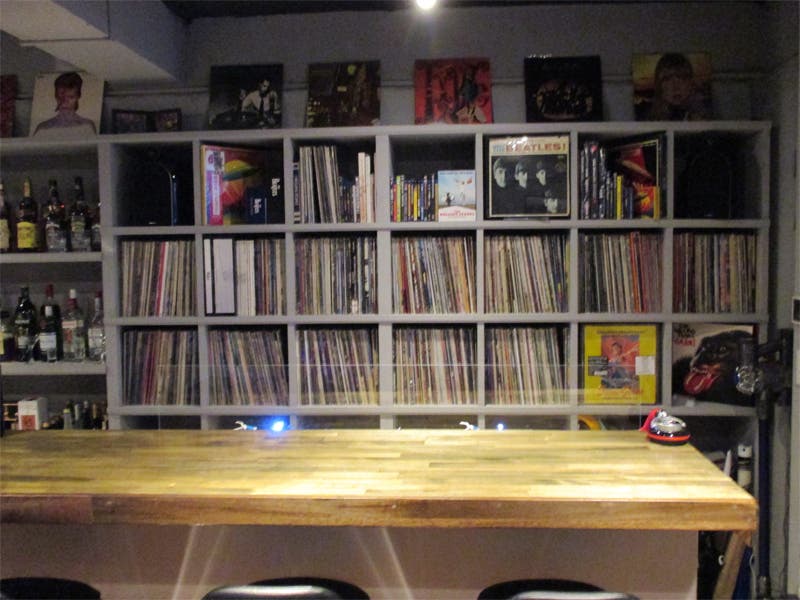 【渋谷5分】有名人対談の実績あり｜壁一面のレコードと上質音響のロックバー｜撮影スペースにの写真2