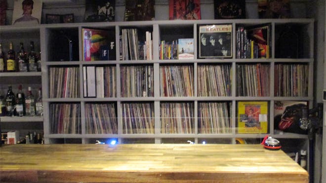 【渋谷5分】有名人対談の実績あり|壁一面のレコードと上質音響のロックバー|撮影スペースにの写真2