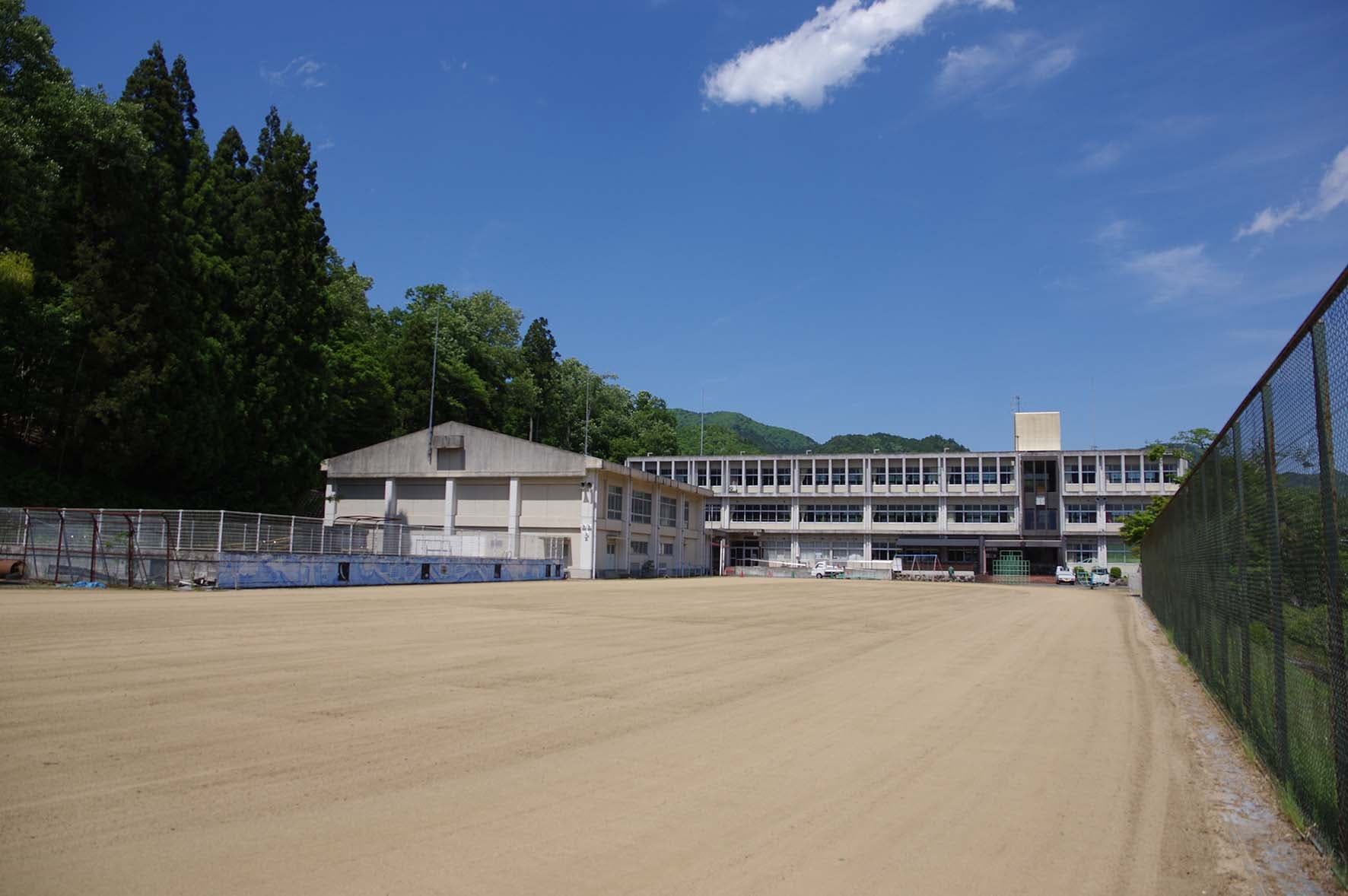 廃校丸ごと貸切（体育館つき）の写真1