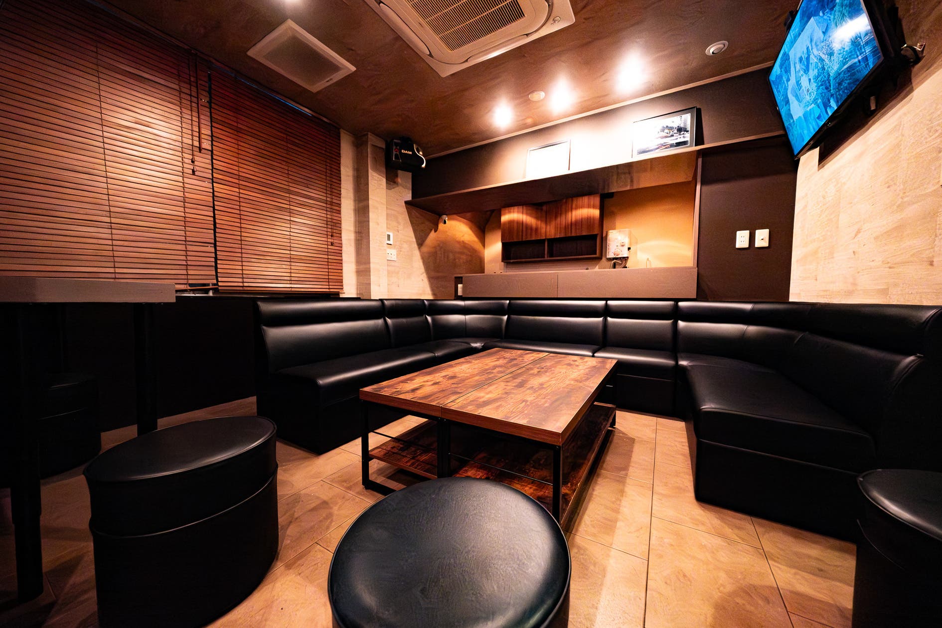 【心斎橋駅徒歩3分】カラオケ付レンタルスペース｜完全個室｜最大12名｜飲食持込OK｜飲み会・誕生日会・二次会の写真1