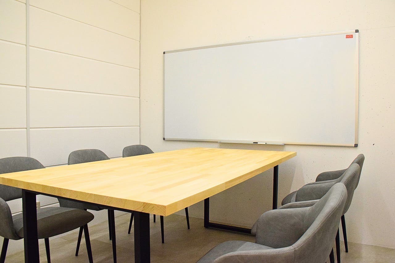 渋谷駅徒歩5分！6名利用可の多用途個室（室番①）✨会議・勉強・作業に便利／ホワイトボードあり・飲食持ち込みOK🍔🥤の写真1