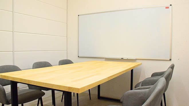 渋谷駅徒歩5分!6名利用可の多用途個室(室番①)✨会議・勉強・作業に便利/ホワイトボードあり・飲食持ち込みOK🍔🥤の写真1