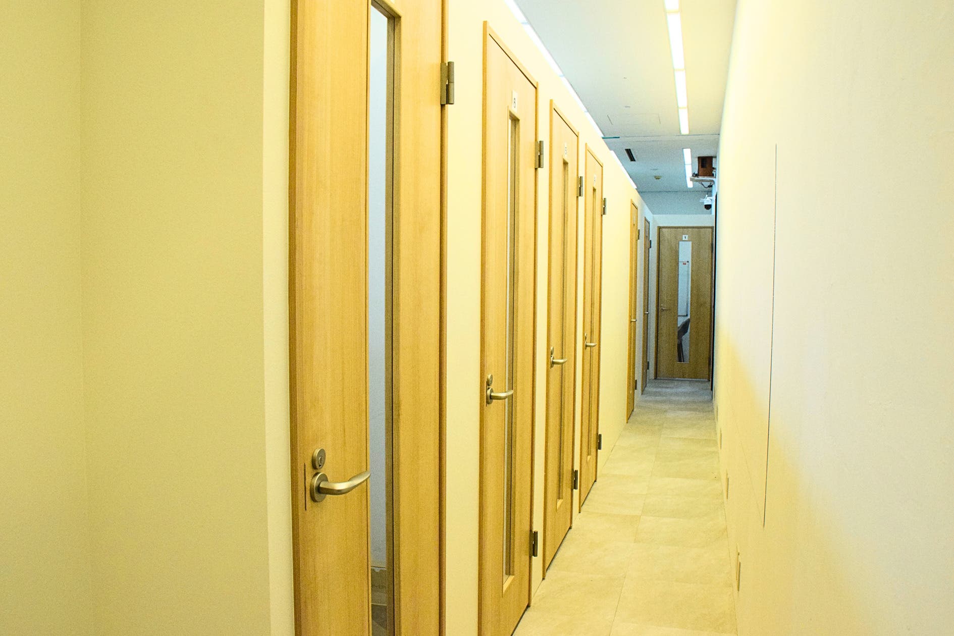 渋谷駅徒歩5分！6名利用可の多用途個室（室番①）✨会議・勉強・作業に便利／ホワイトボードあり・飲食持ち込みOK🍔🥤の写真2