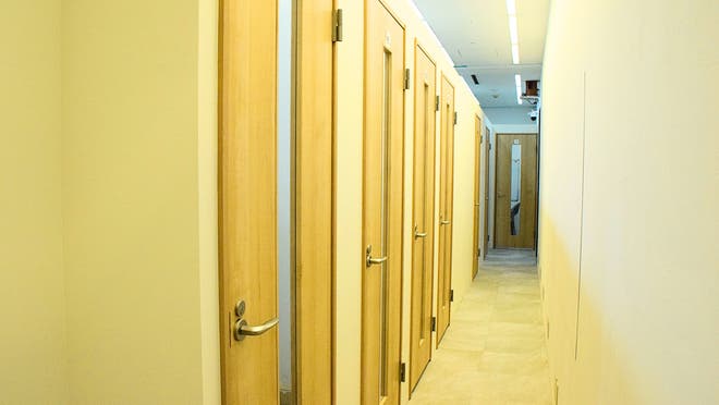 渋谷駅徒歩5分!6名利用可の多用途個室(室番①)✨会議・勉強・作業に便利/ホワイトボードあり・飲食持ち込みOK🍔🥤の写真2