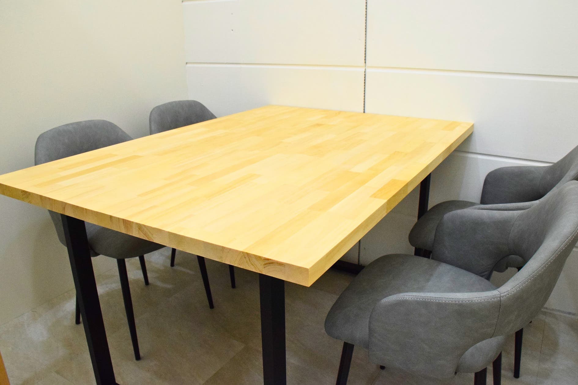 渋谷駅5分｜4名個室ワークスペース（室番②）✨会議・勉強・作業に最適｜飲食OKの写真1