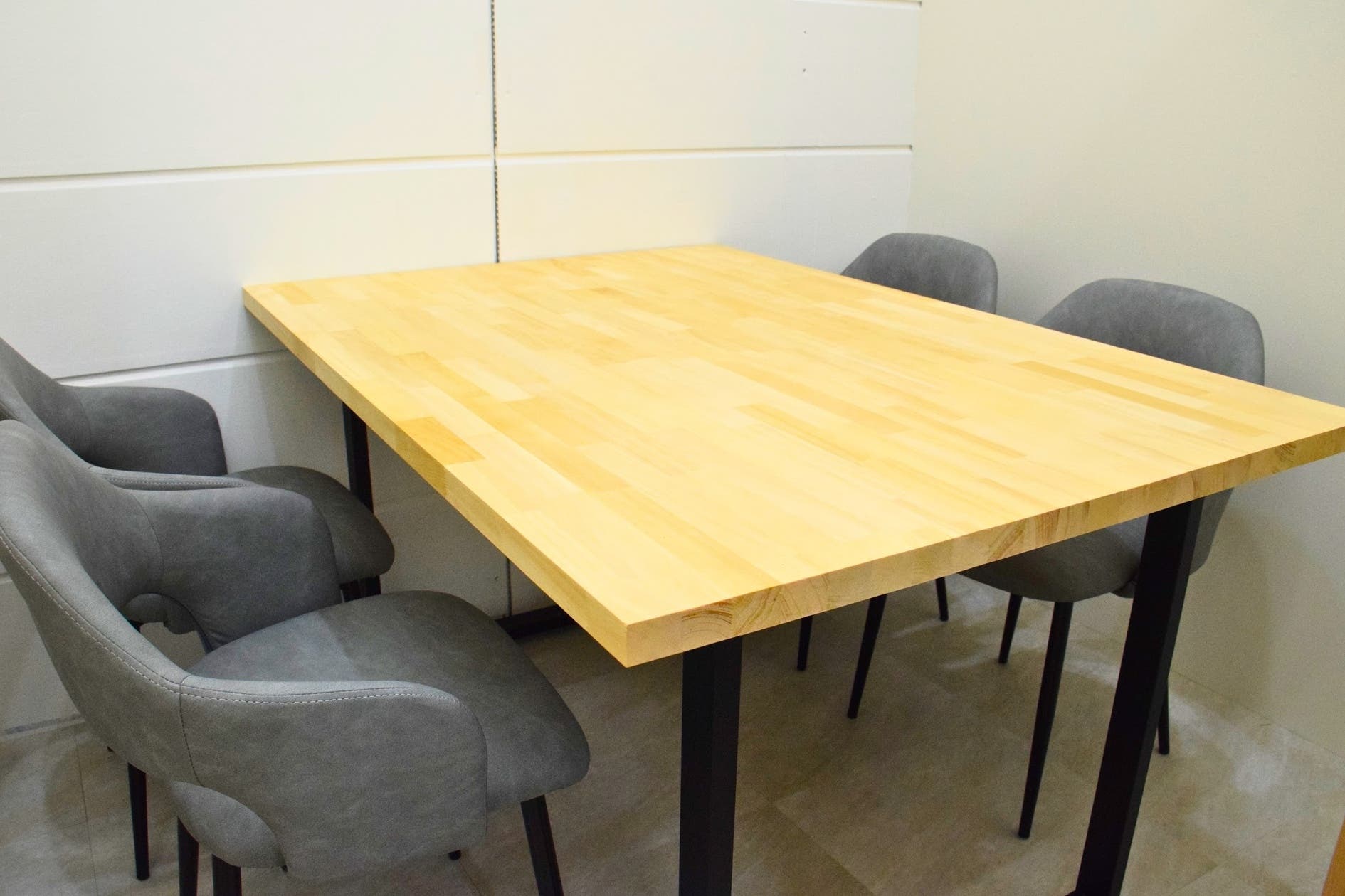 渋谷駅徒歩5分｜4名個室ワークスペース（室番③）✨周囲を気にせず会議・勉強・作業に最適｜飲食持ち込みOK🥤🍔の写真1