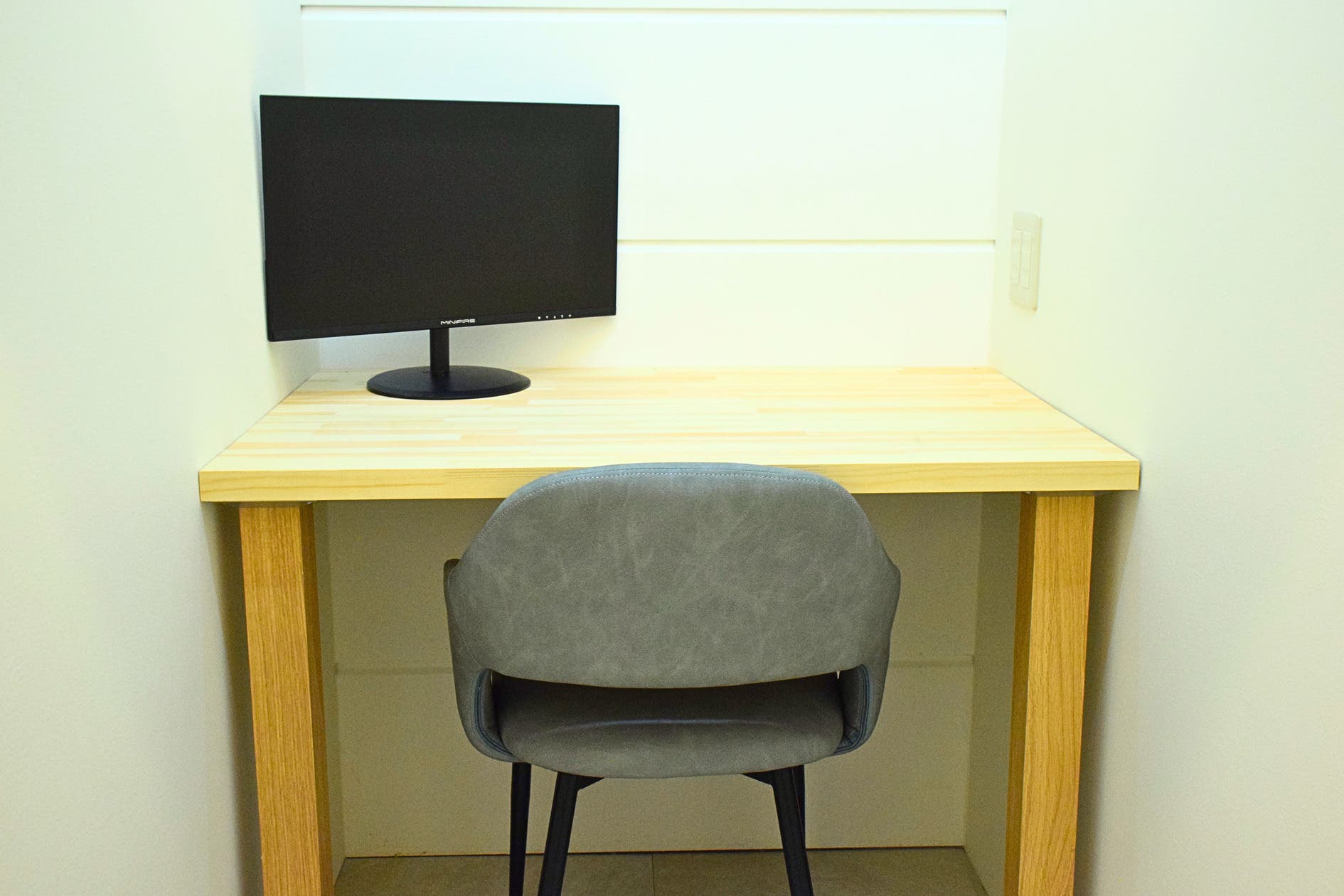 渋谷駅徒歩5分｜1名個室ワークスペース（室番⑦）モニターあり／勉強・自習・作業・WEB会議に便利！飲食持ち込みOK🍔🥤🍱の写真1