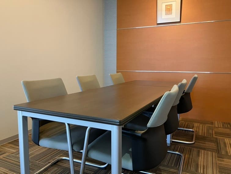 【トヨタモビリティ富山 五福】五福末広町駅より徒歩１分！完全個室！商談、面談、研修、勉強会、ワークショップ、作業 などに！の写真1