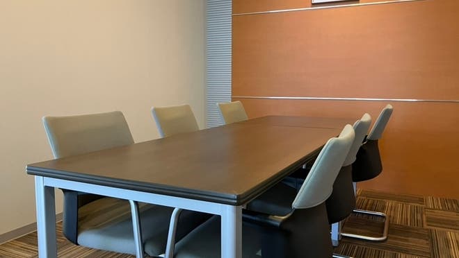 【トヨタモビリティ富山 五福】五福末広町駅より徒歩1分!完全個室!商談、面談、研修、勉強会、ワークショップ、作業 などに!の写真1