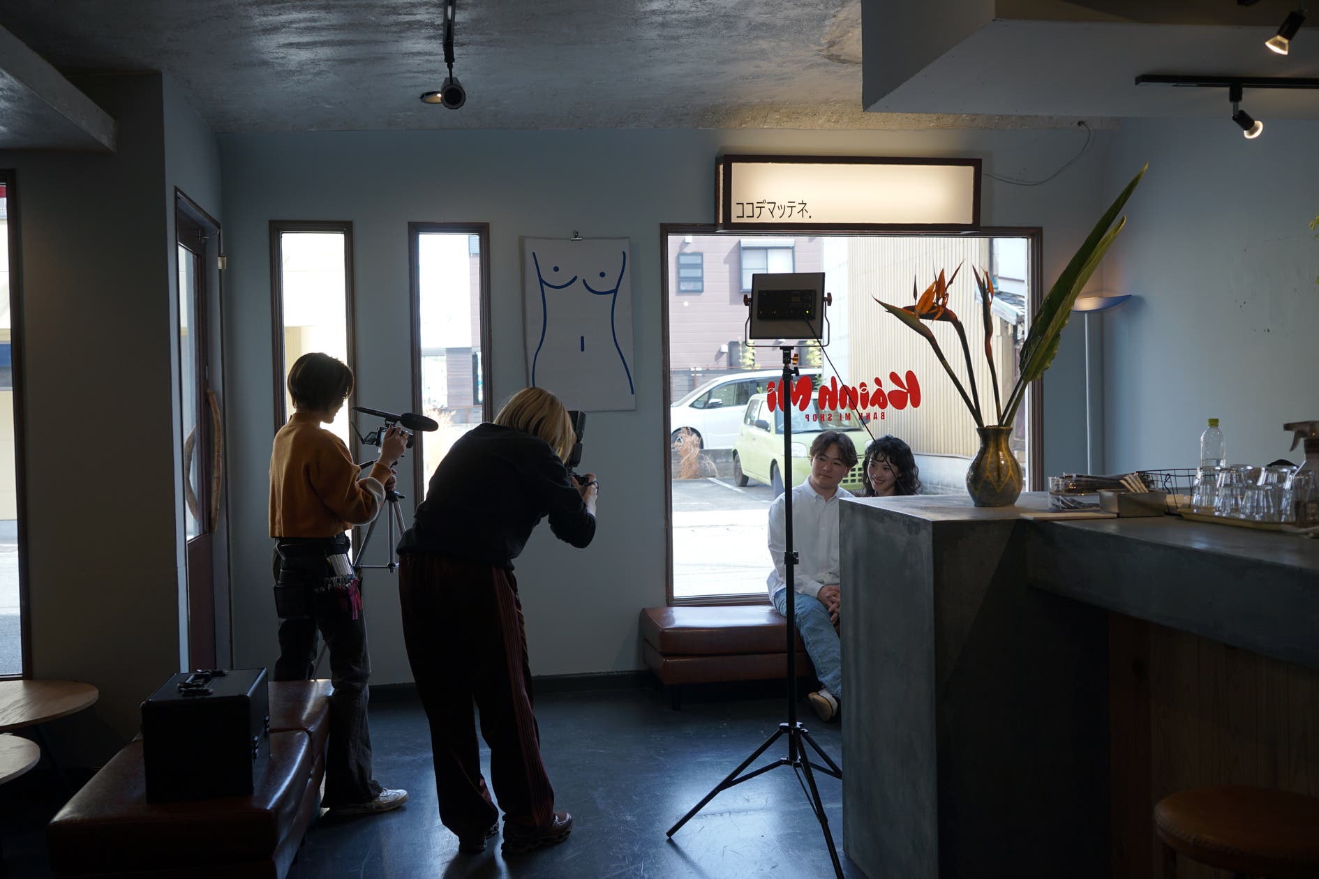 午前中照明いらず。自然光が差し込み、青のモールテックスが映える撮影空間の写真27