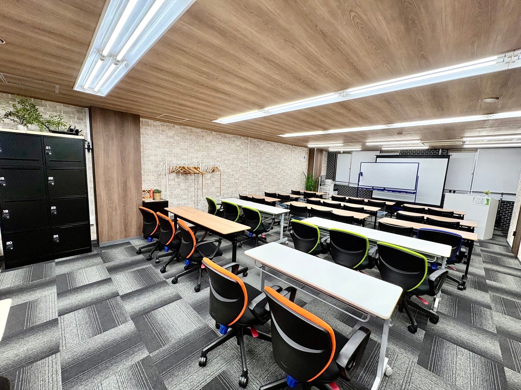 【元町駅徒歩スグ】最大41名着席！地域最安値級＆プロジェクター等 備品完備｜広々約80㎡で会議・研修に最適✨の写真3