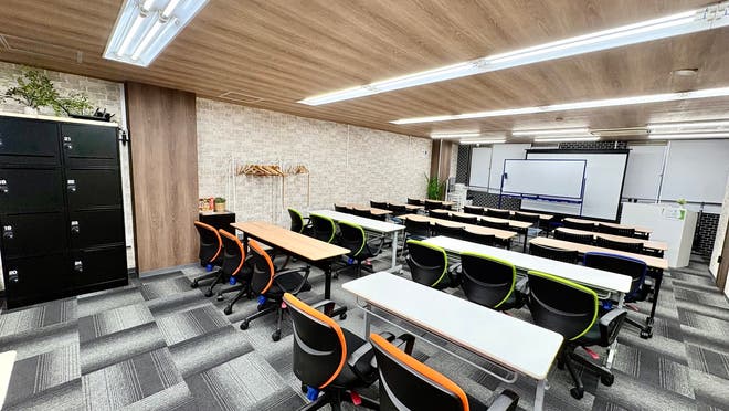 【元町駅徒歩スグ】最大41名着席!地域最安値級&プロジェクター等 備品完備|広々約80㎡で会議・研修に最適✨の写真3