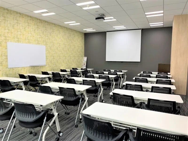 【全備品無料】プロジェクター・マイク・Wi-Fi等／五反田駅徒歩7分／ビル1階／42名規模の会場／飲食OKの写真3