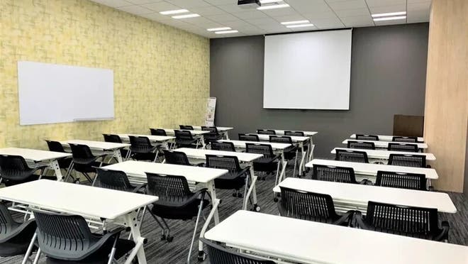 【全備品無料】プロジェクター・マイク・Wi-Fi等/五反田駅徒歩7分/ビル1階/42名規模の会場/飲食OKの写真3