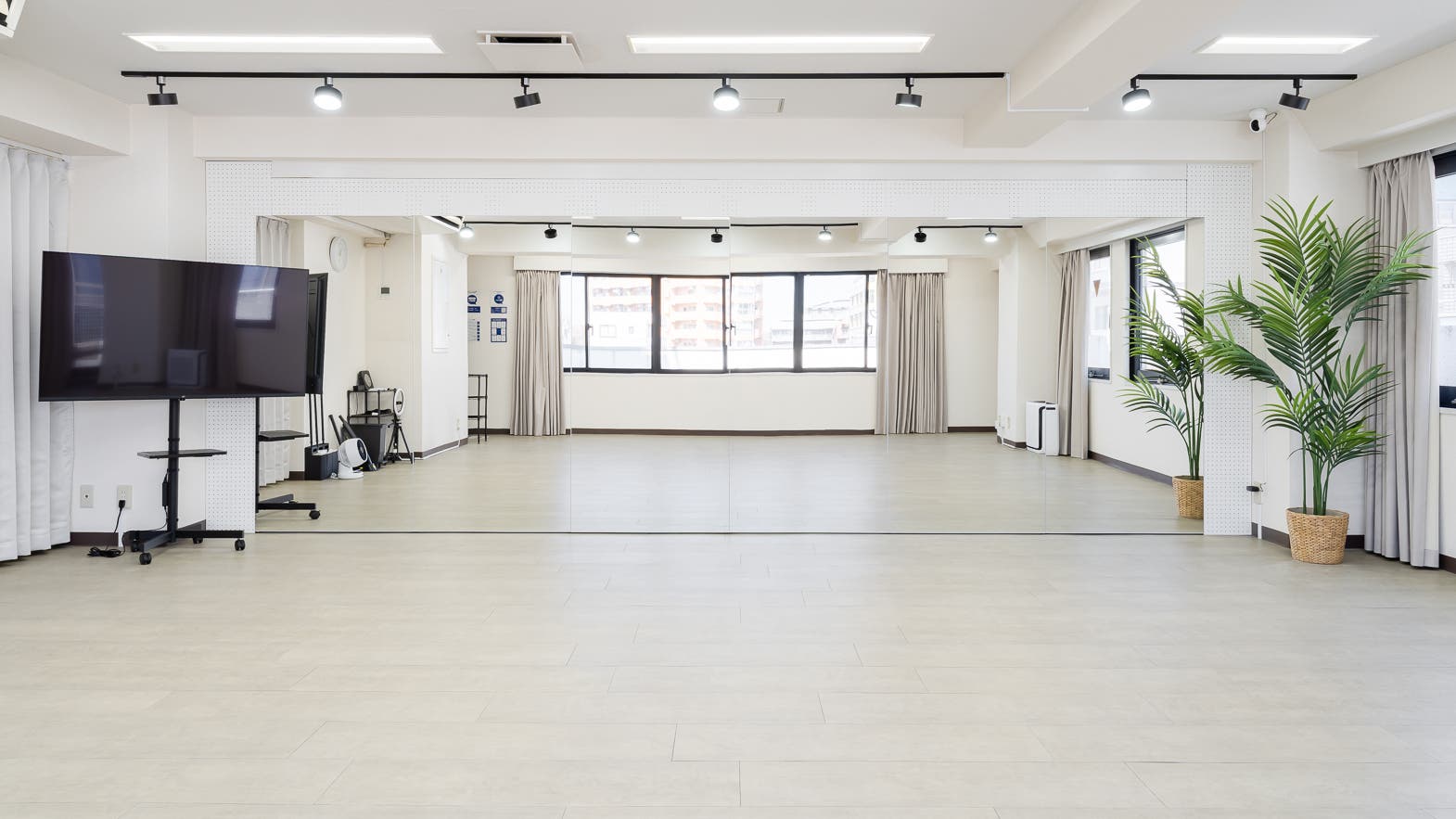 【OPEN記念】駅前／鏡5.4m／シンプル多目的スタジオ／ダンス・ヨガ・コスプレ・撮影・演劇にの写真1