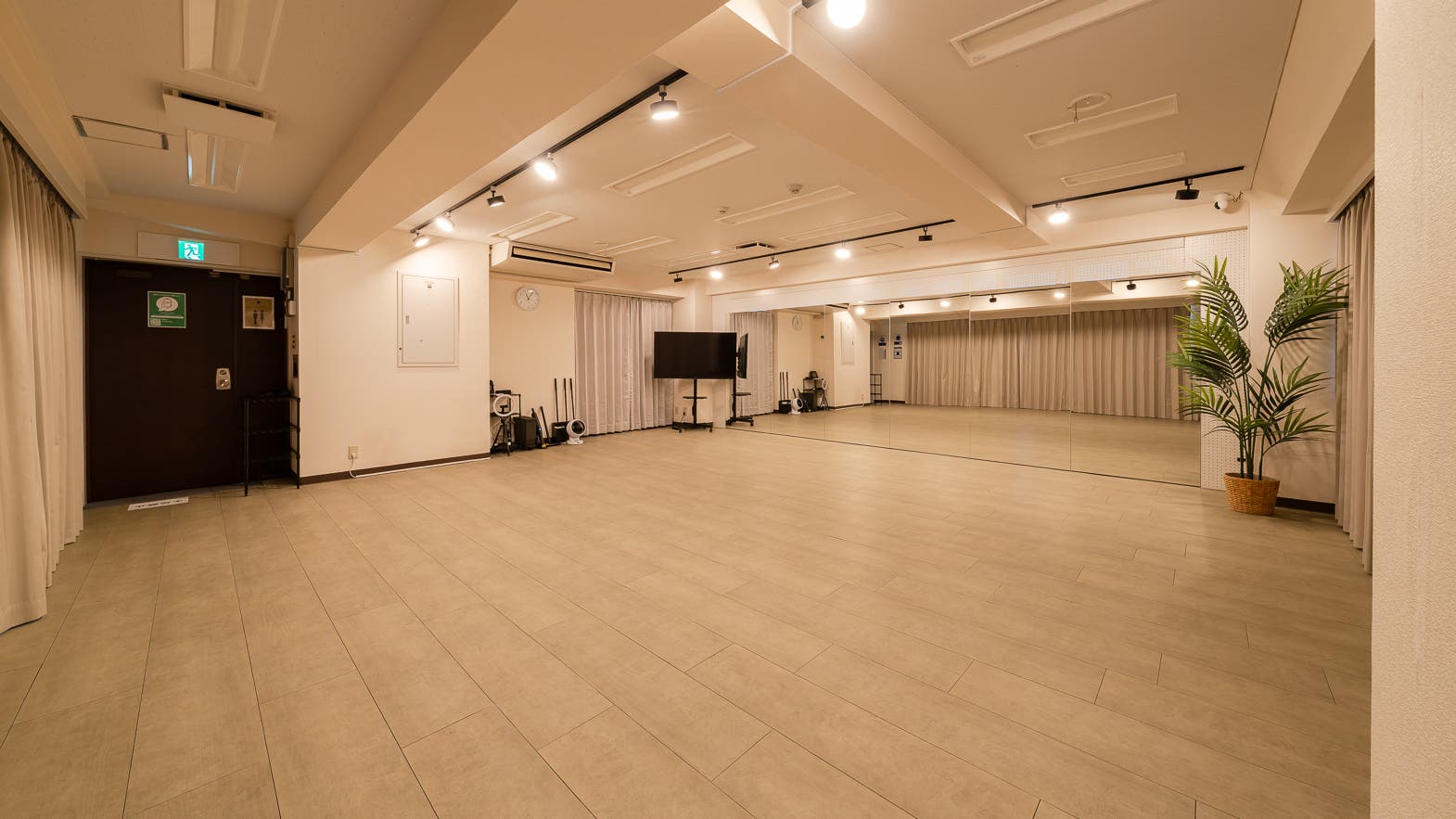 【OPEN記念】駅前／鏡5.4m／シンプル多目的スタジオ／ダンス・ヨガ・コスプレ・撮影・演劇にの写真2