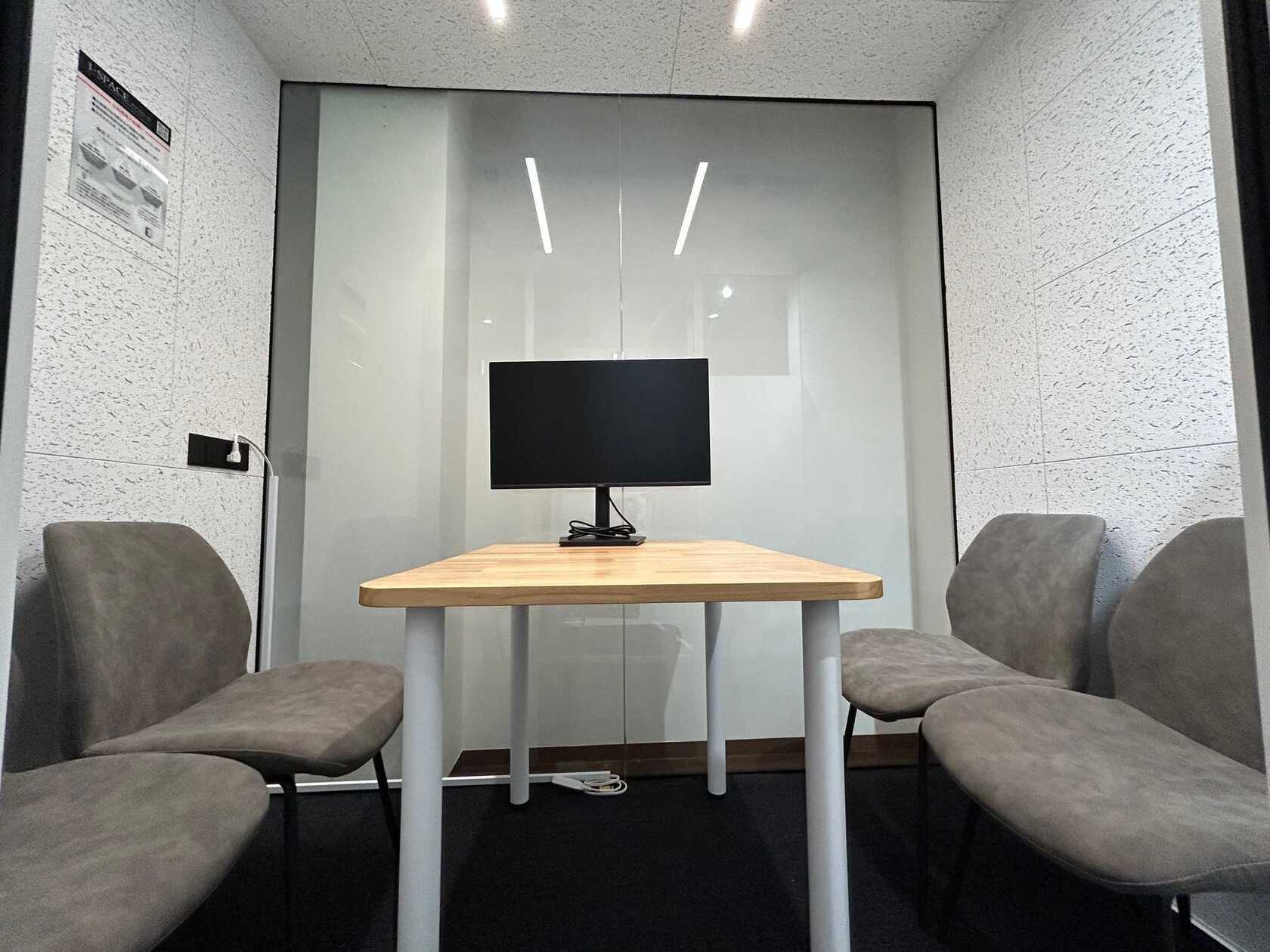 12　防音個室ブース4名まで利用可能 （3階）※コンパクトなので2.3名のご利用推奨しますの写真1