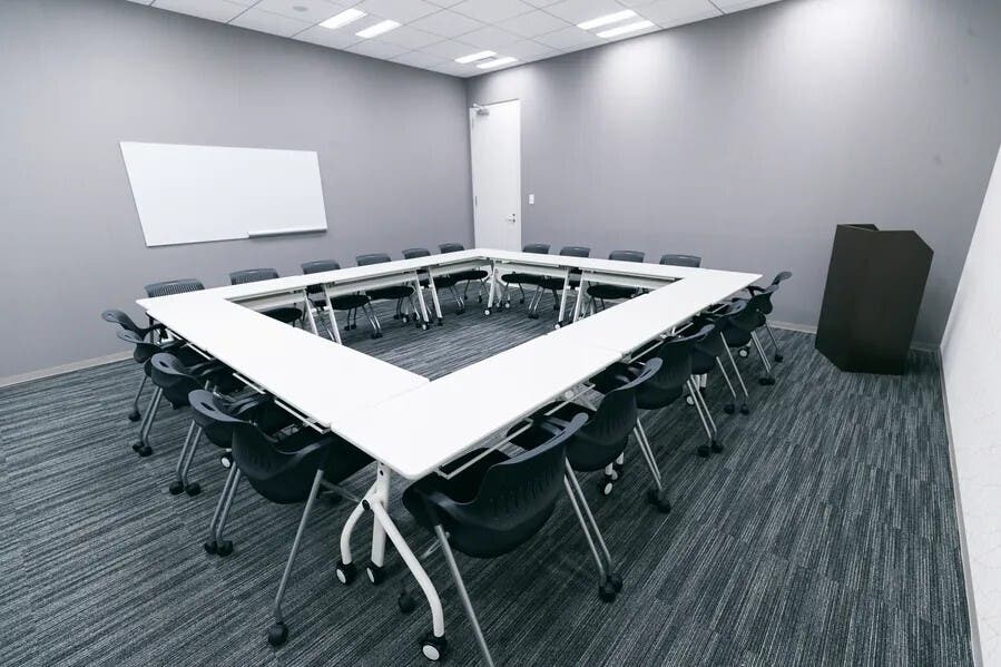 【全備品無料】プロジェクター・マイク・Wi-Fi等／五反田駅徒歩7分／ビル1階／30名規模の会場／飲食OKの写真1