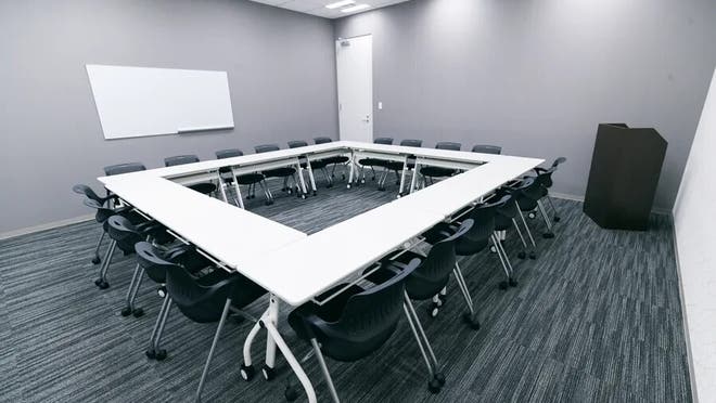 【全備品無料】プロジェクター・マイク・Wi-Fi等/五反田駅徒歩7分/ビル1階/30名規模の会場/飲食OKの写真1