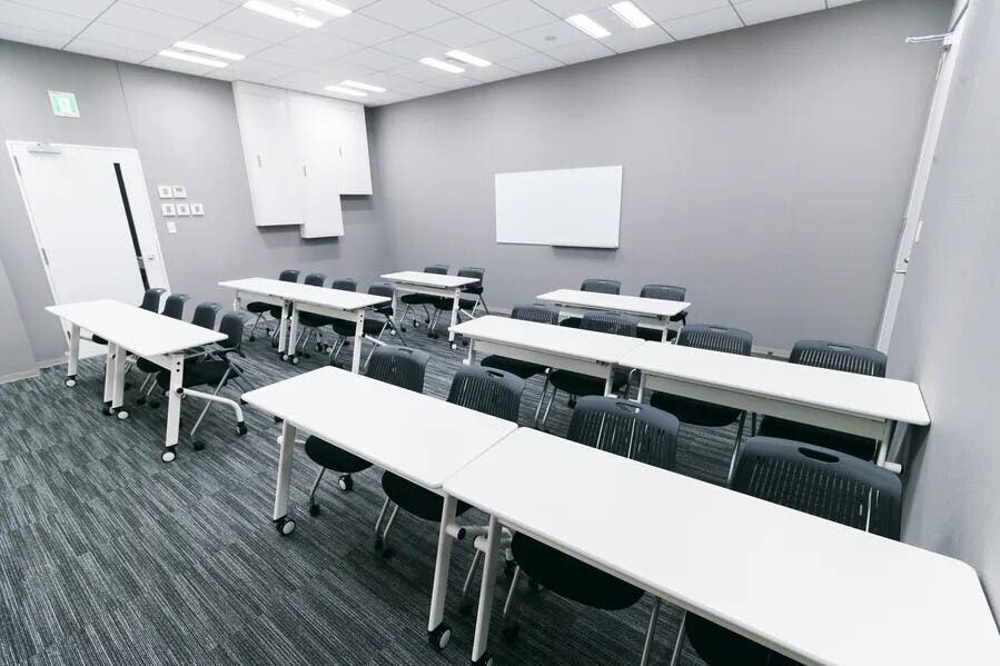 【全備品無料】プロジェクター・マイク・Wi-Fi等／五反田駅徒歩7分／ビル1階／30名規模の会場／飲食OKの写真3