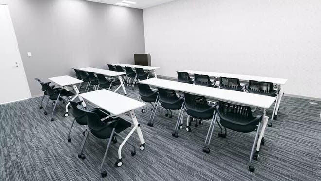 【全備品無料】プロジェクター・マイク・Wi-Fi等/五反田駅徒歩7分/ビル1階/30名規模の会場/飲食OKの写真2