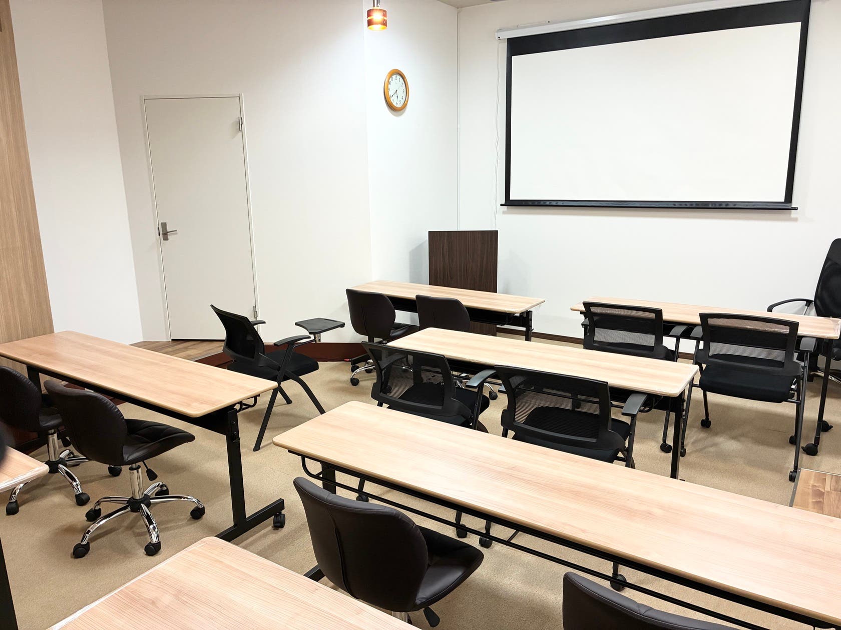 長野駅東口　徒歩１分　連絡通路直結　レンタルスペース　少人数～セミナー利用対応　ビジネス＆プライベート利用　パーティ　映画鑑賞の写真2