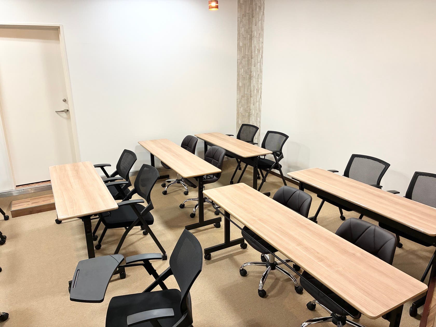 長野駅東口　徒歩１分　連絡通路直結　レンタルスペース　少人数～セミナー利用対応　ビジネス＆プライベート利用　パーティ　映画鑑賞の写真3